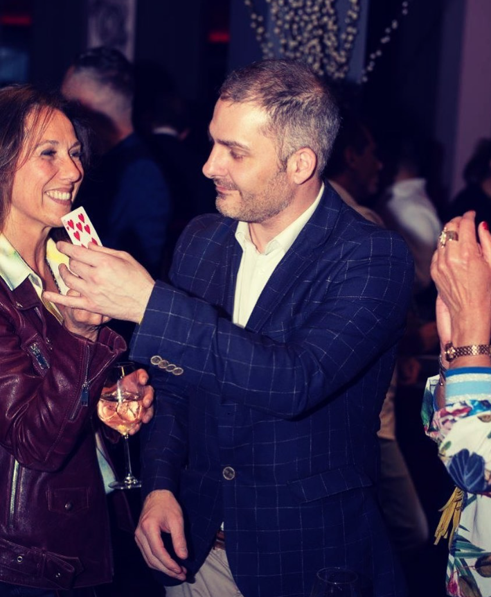 4 tours de magie à la pièce : faciles et bluffants